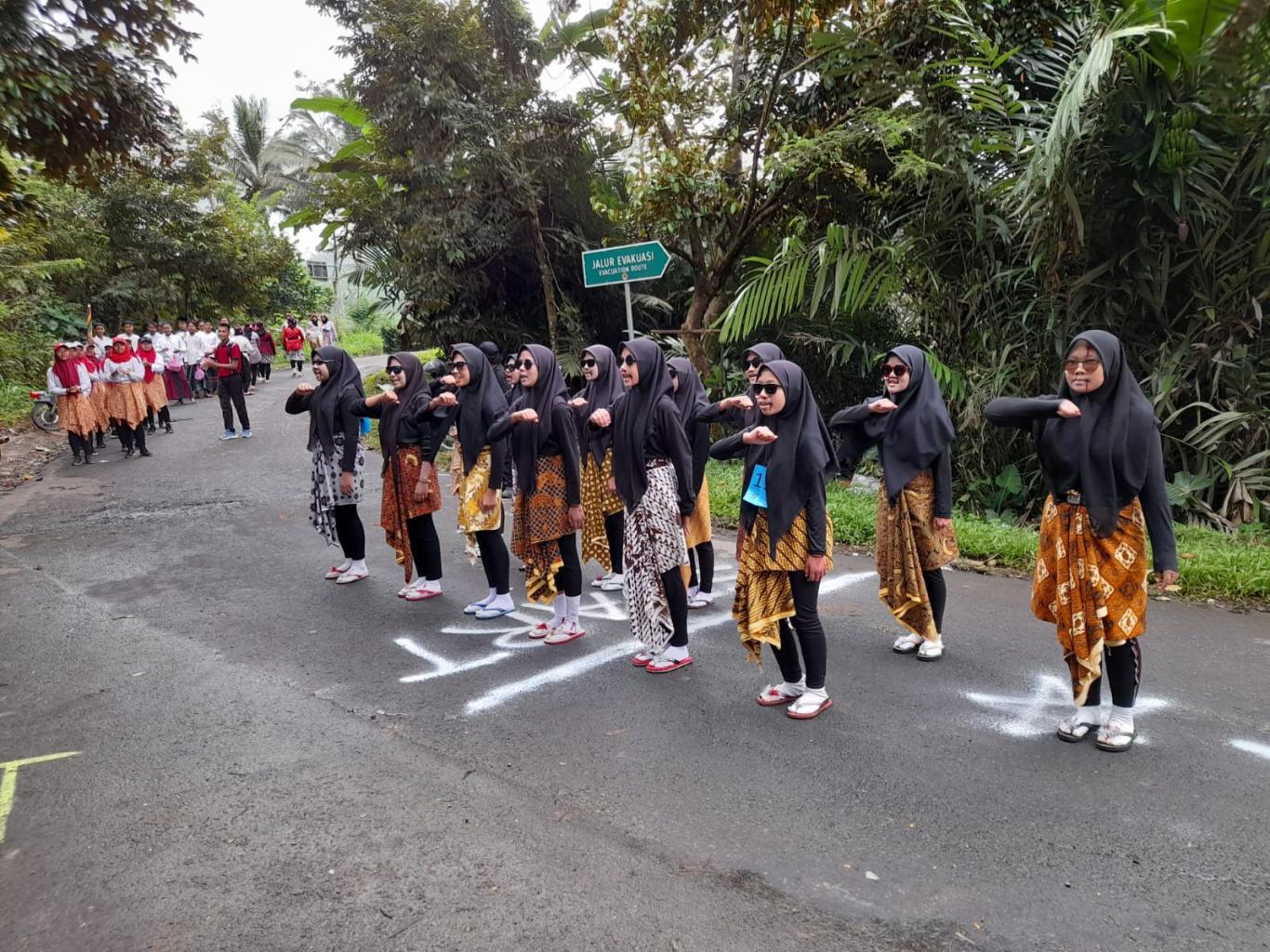 Lomba Gerak Jalan Kreasi Desa Kaliuling: Adu Kreativitas Variasi Gerak ...